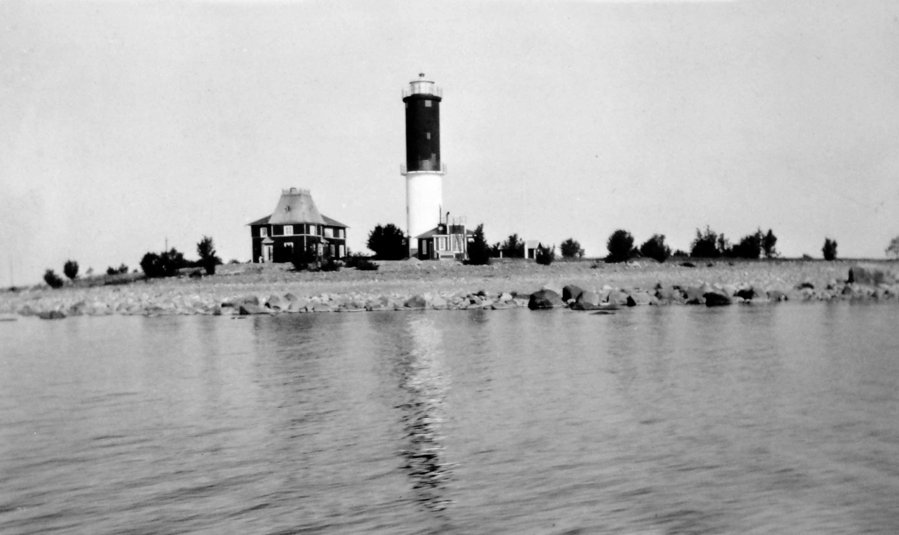 Fil:Eggegrund nya och nyaste fyren 1956.jpg - fyrwiki
